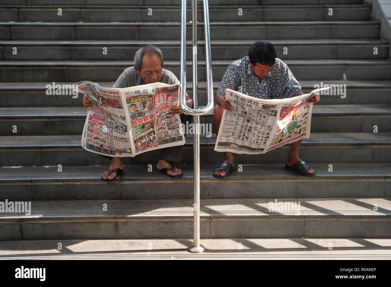 Republic of Singapore, newspaper reader in Chinatown Stock Photo - Alamy