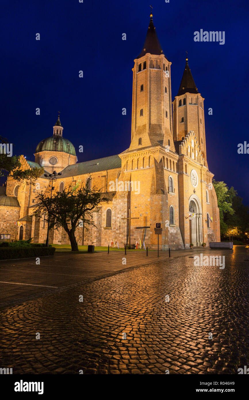 Plock Cathedral at night. Plock, Masovia, Poland Stock Photo - Alamy