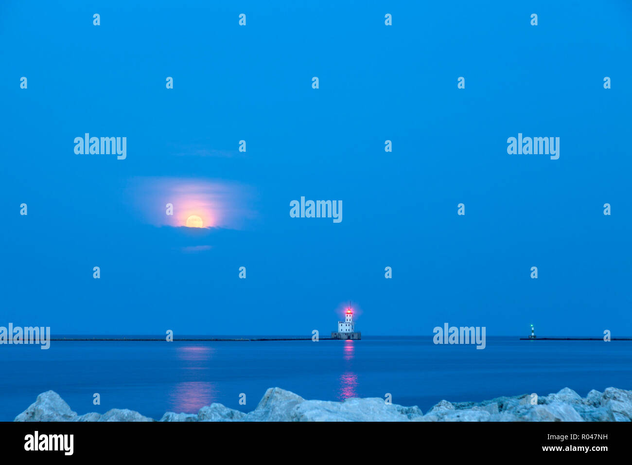 Milwaukee Breakwater Lighthouse and full moon. Milwaukee, Wisconsin ...