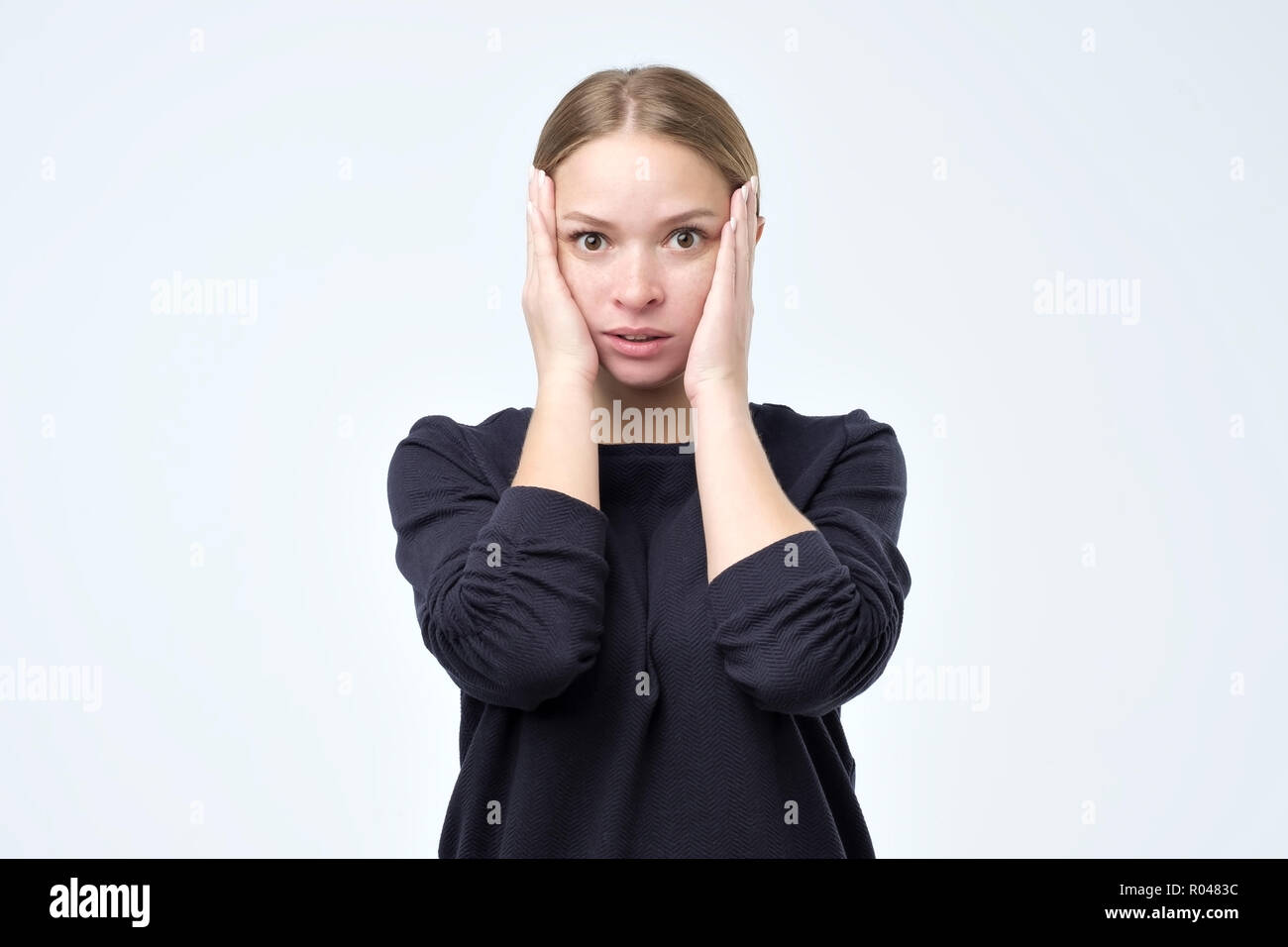 Woman scared full body hi-res stock photography and images - Alamy