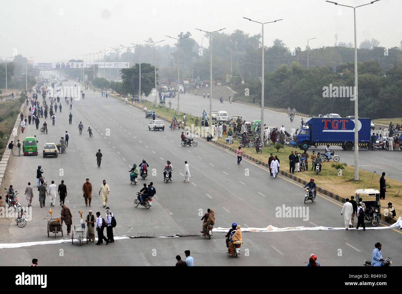 Supporters of a Pakistani religious group Tehreek Labik Pakistan block ...