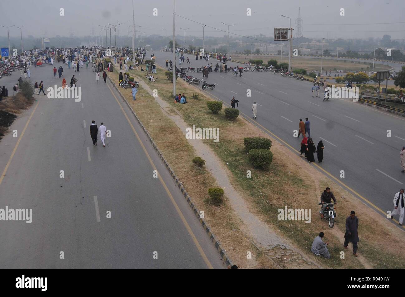 Supporters of a Pakistani religious group Tehreek Labik Pakistan block ...