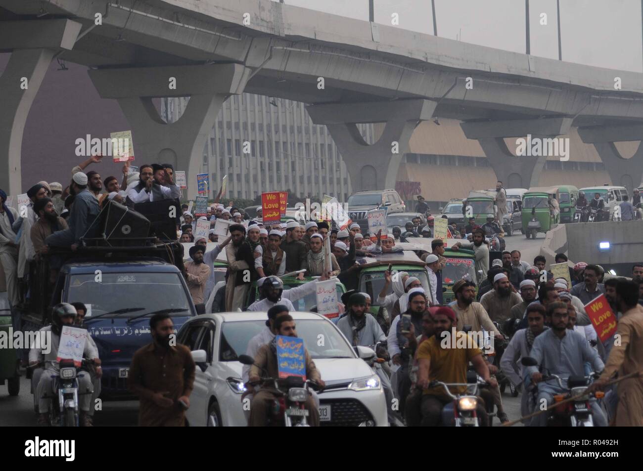 Supporters of a Pakistani religious group Tehreek Labik Pakistan block ...