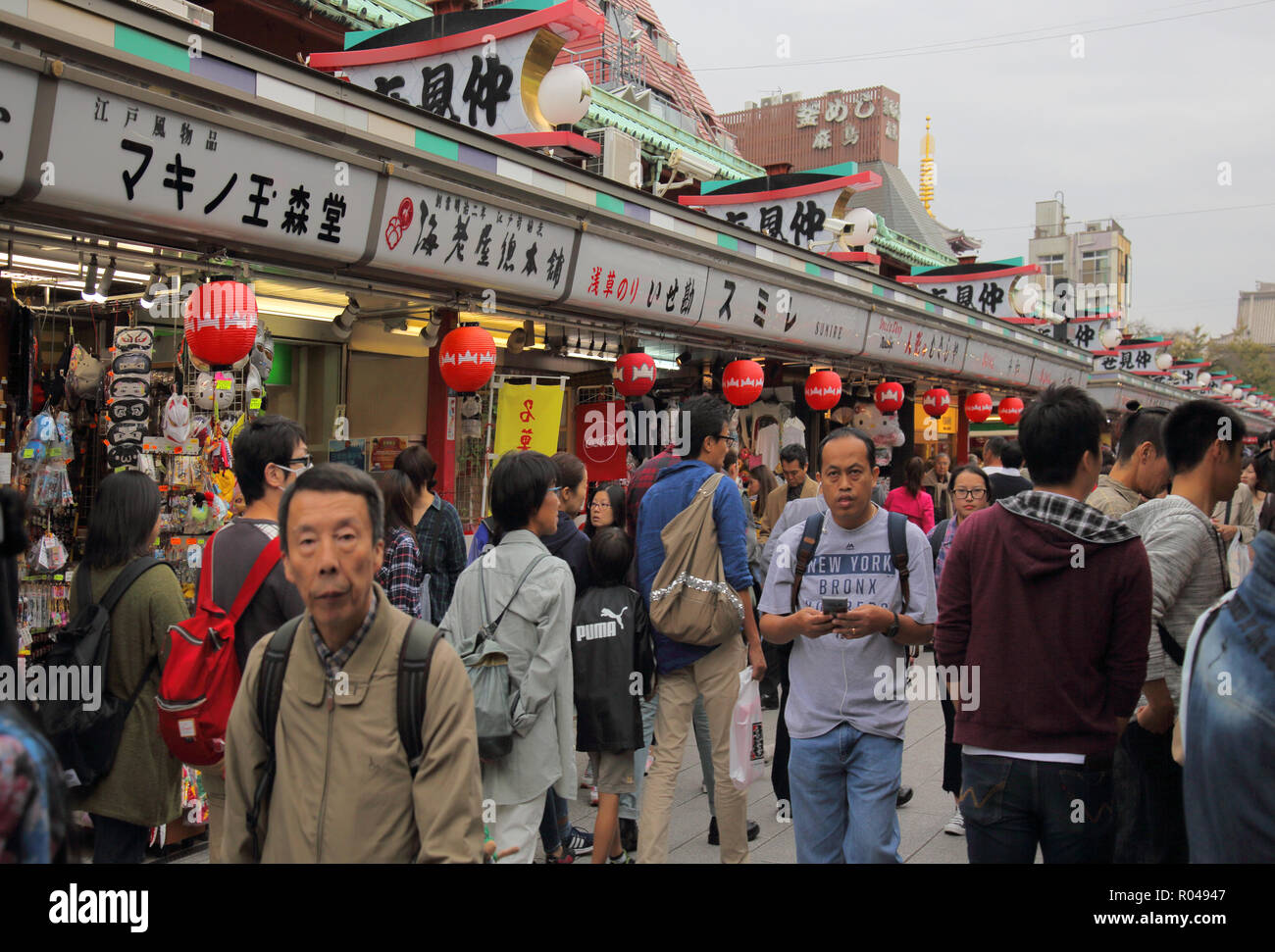 tourists and market stalls around the sensoji temple tokyo japan Stock ...