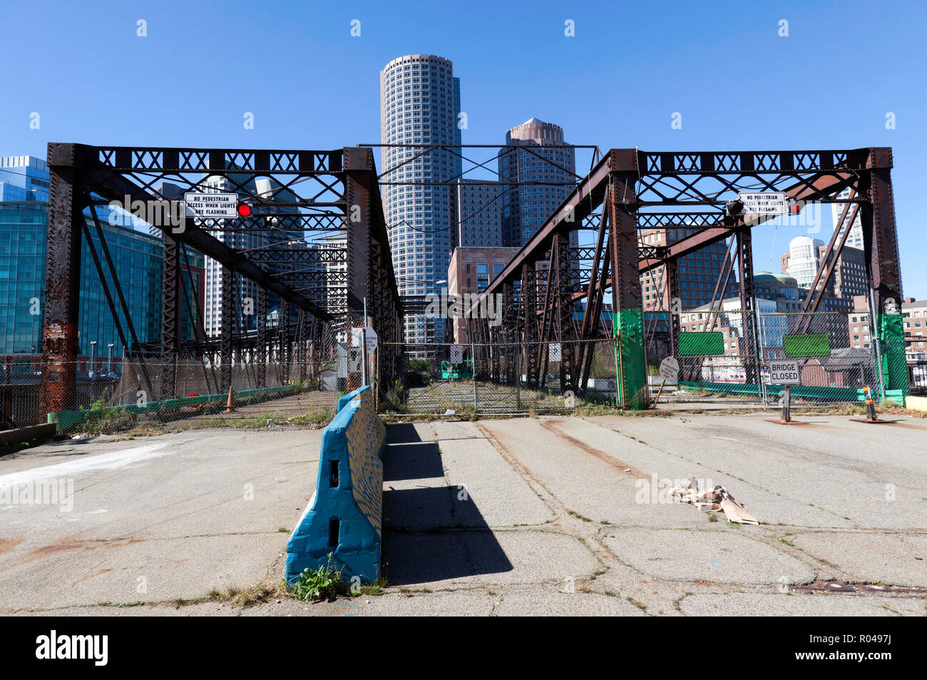 Through truss approach spans hi-res stock photography and images - Alamy