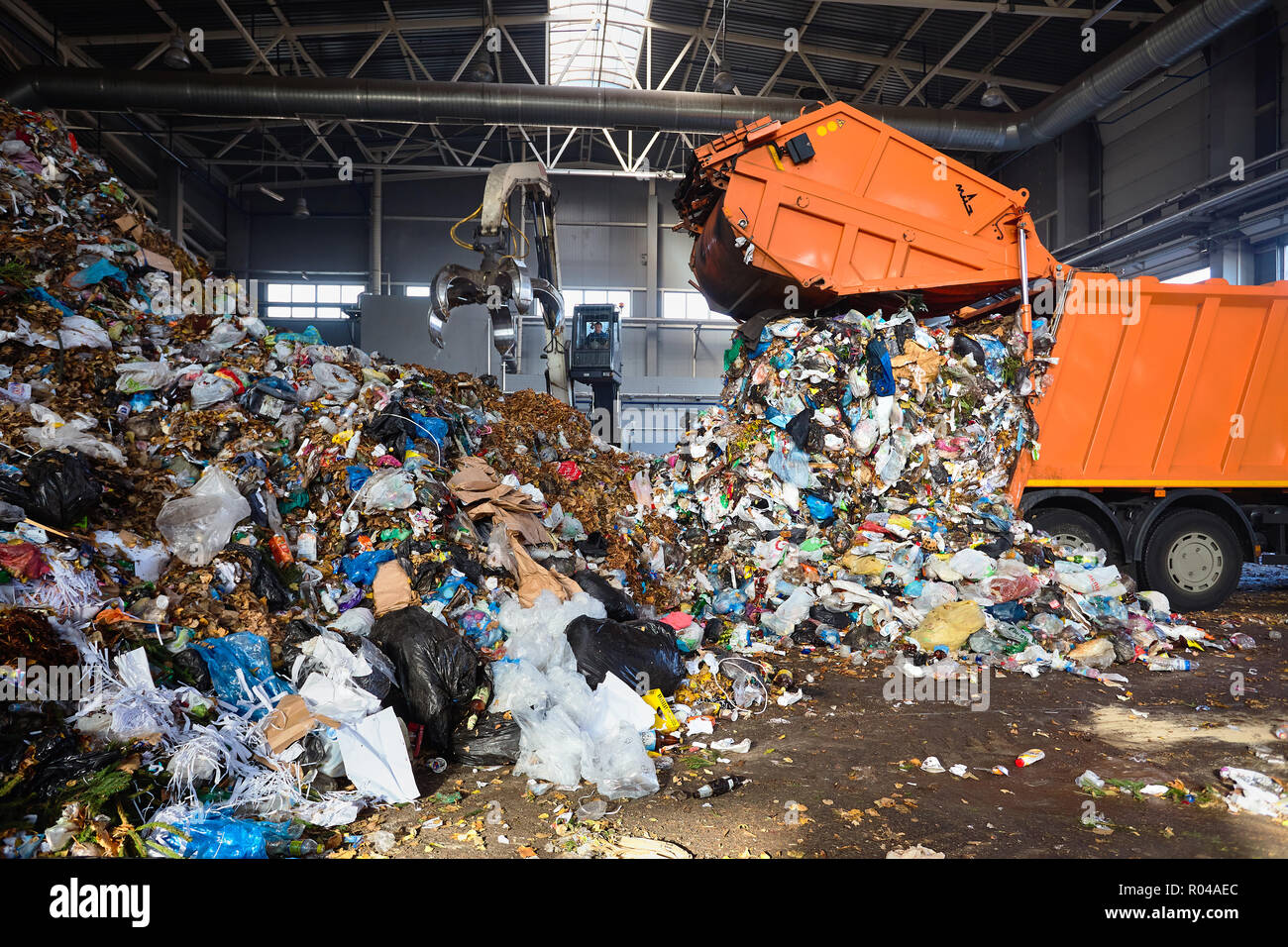 Unloading scrap metal hi-res stock photography and images - Alamy