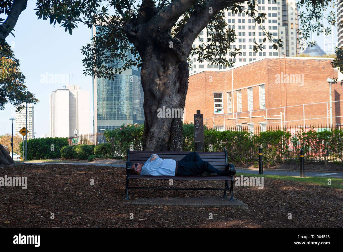 Man sleeping in park hi-res stock photography and images - Alamy