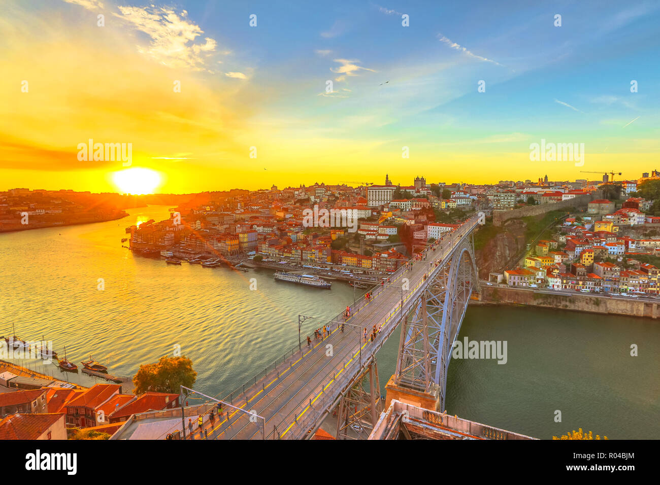 Sunset light on Douro River from Serra do Pilar at Vila Nova de Gaia ...