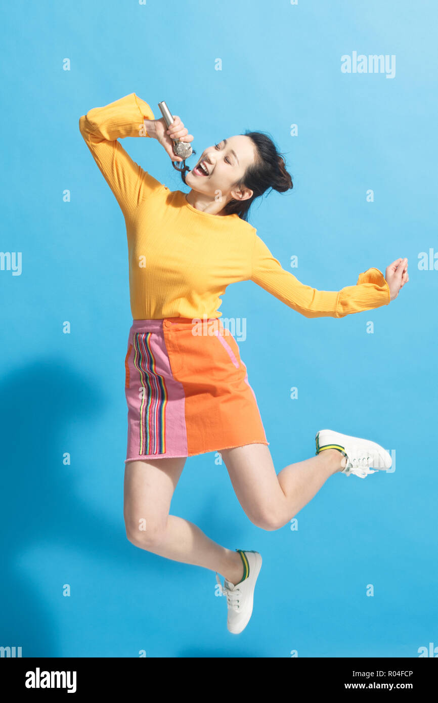 Young women singing hi-res stock photography and images - Alamy