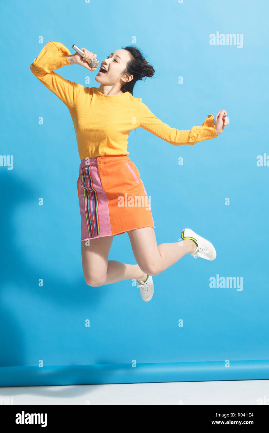 Young lady sings Stock Photo - Alamy