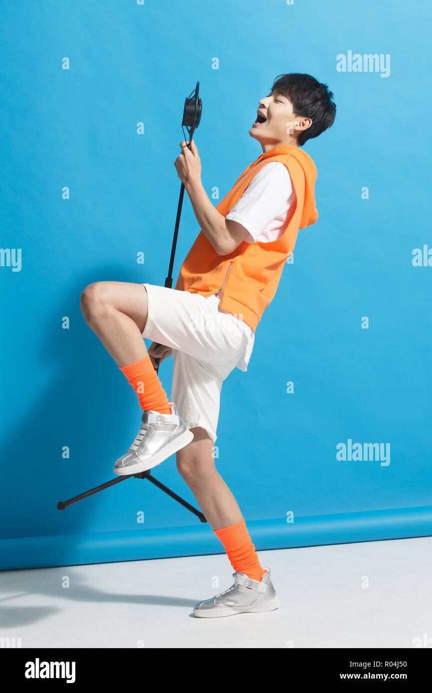 Sing happy young man Stock Photo - Alamy