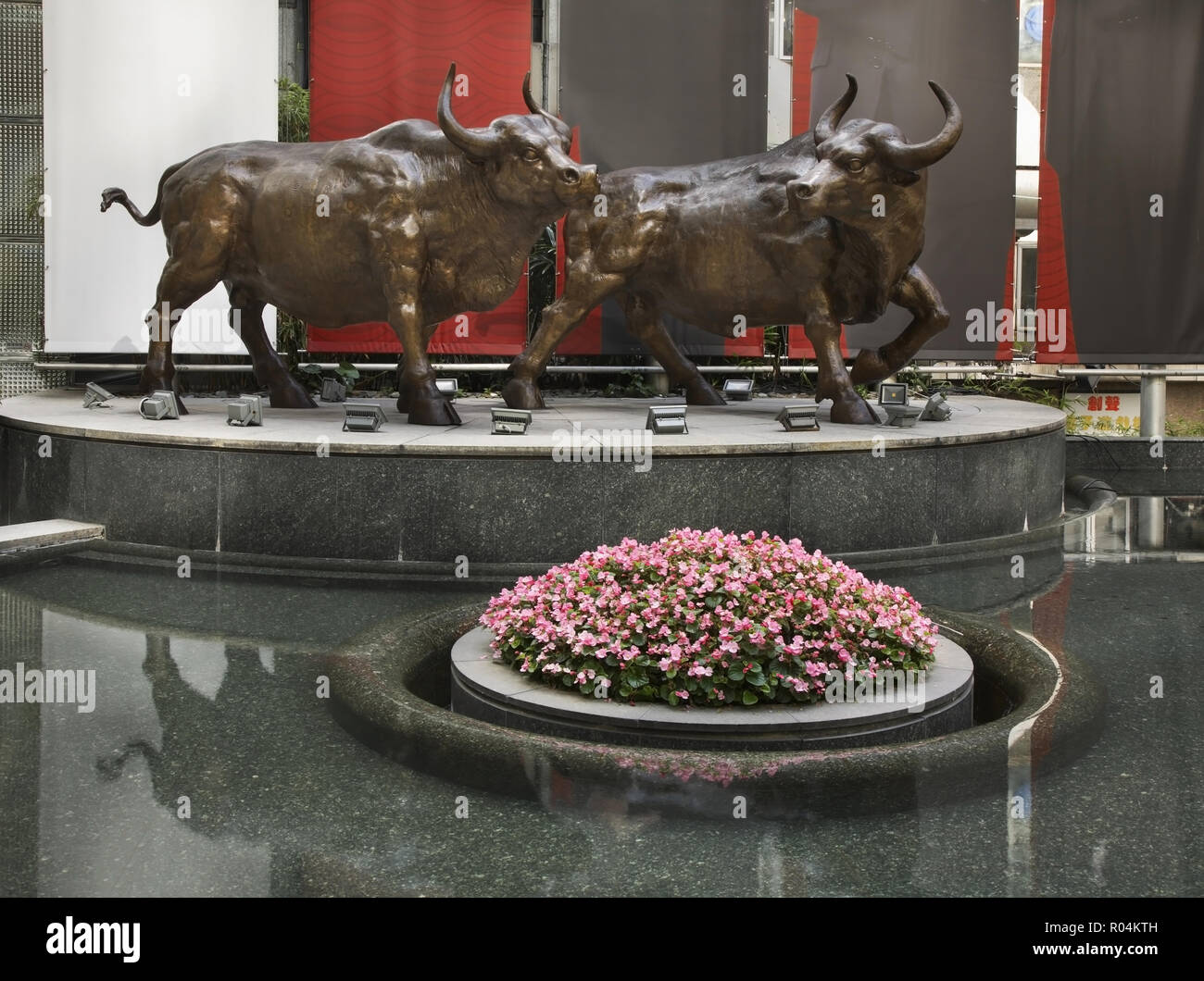 Sculpture of bulls in Hong Kong. China Stock Photo - Alamy