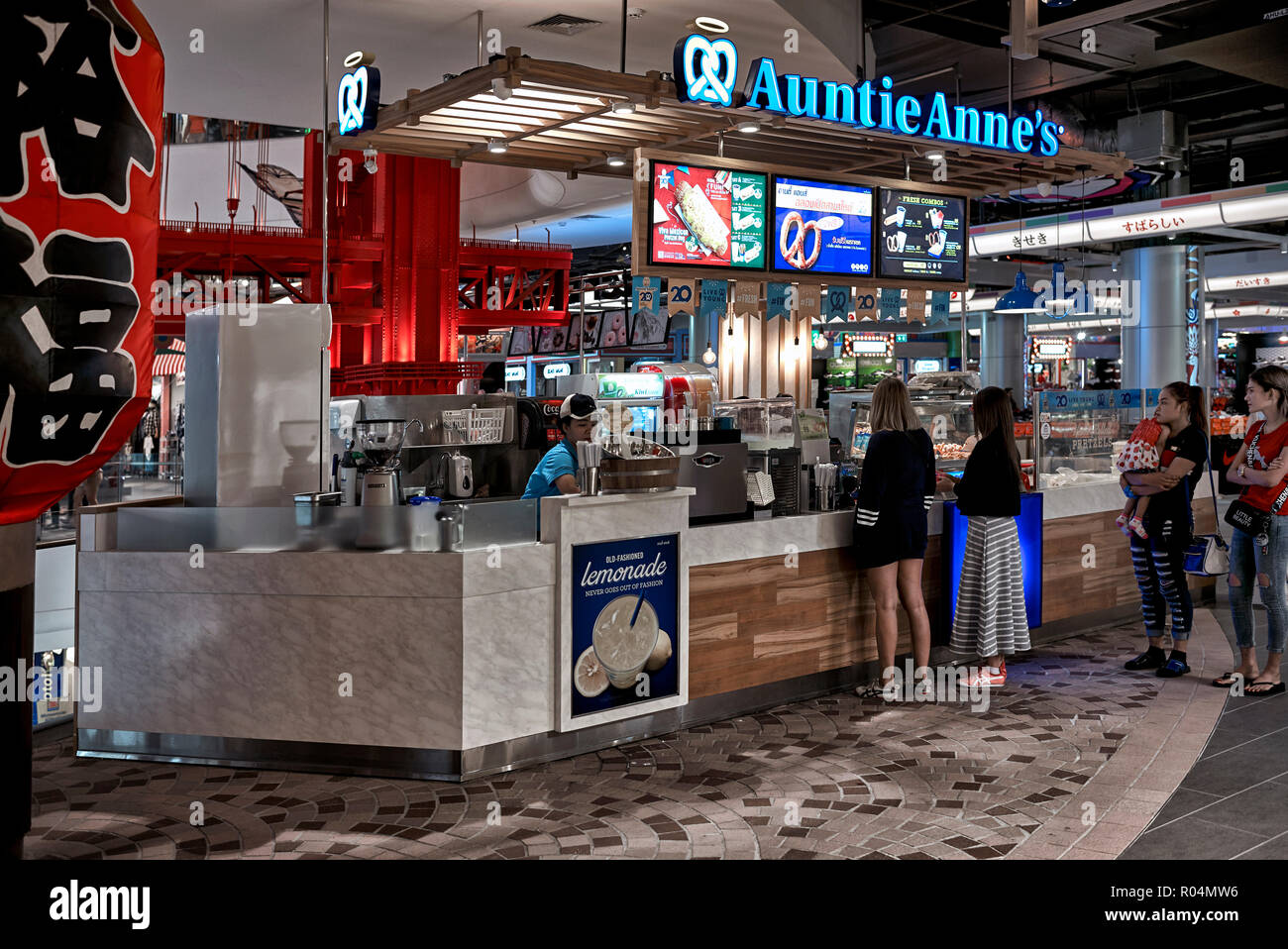 Mall food court hi-res stock photography and images - Alamy