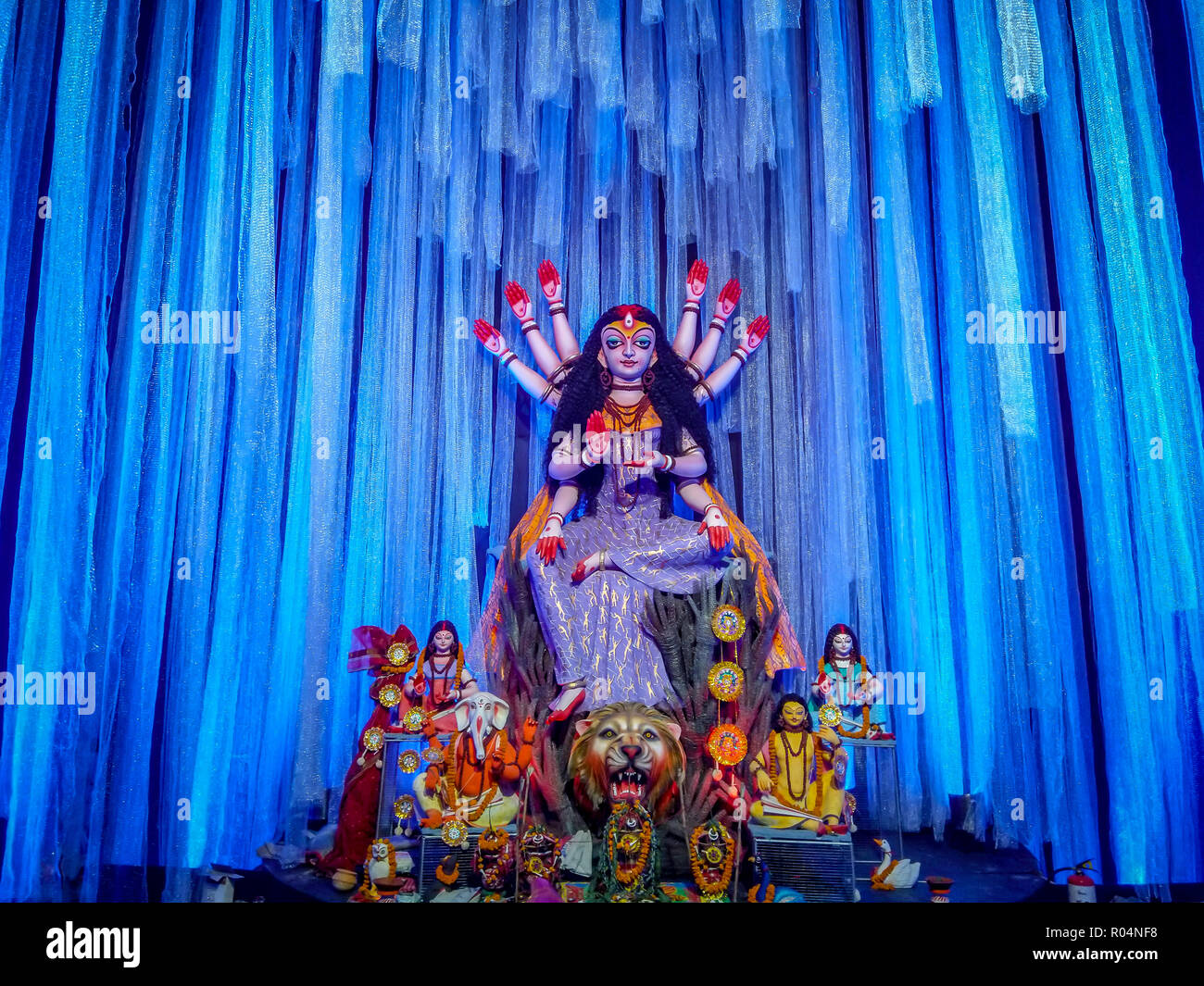 Kolkata durga puja temple hi-res stock photography and images - Alamy