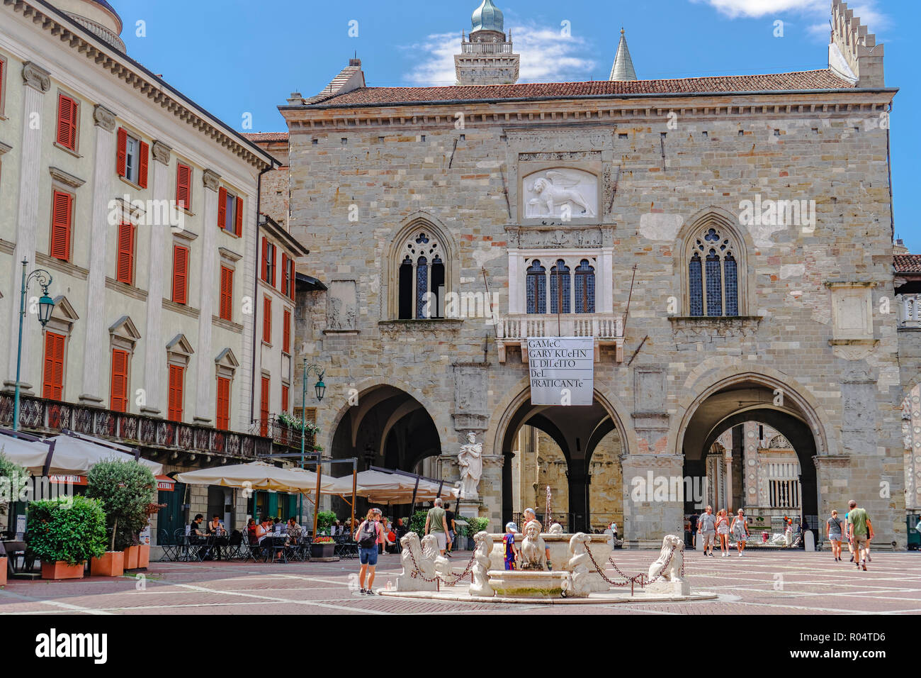 Old Town Palace (Palazzo della Ragione) on Piazza Vecchia with fountain ...