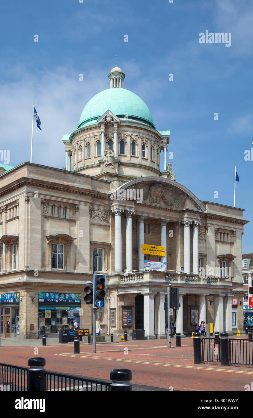 Queen victoria square hull hi-res stock photography and images - Alamy