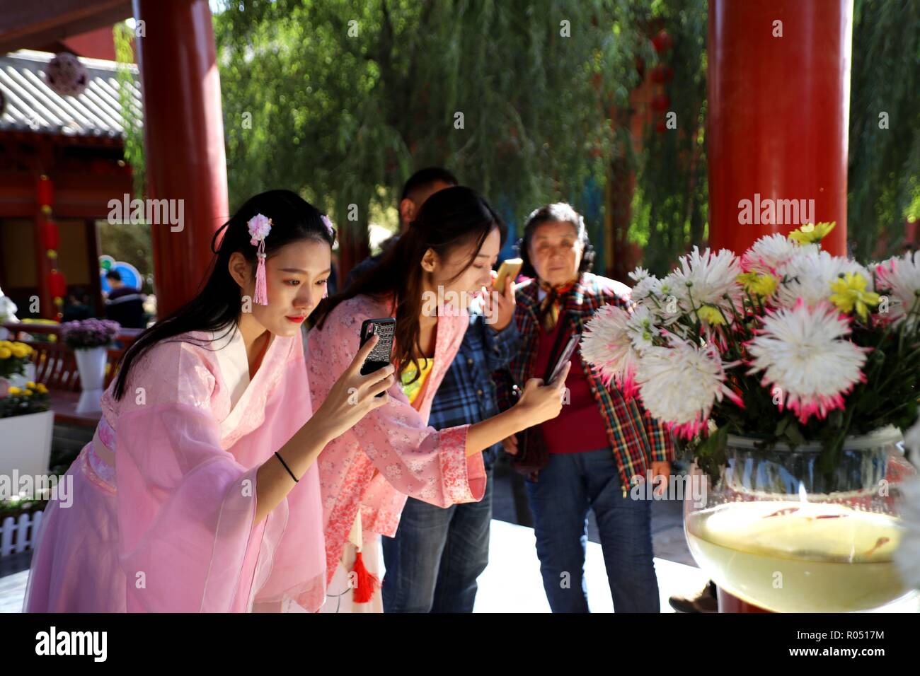 Kaifeng, Kaifeng, China. 1st Nov, 2018. Kaifeng, CHINA-People wearing traditional Chinese ...