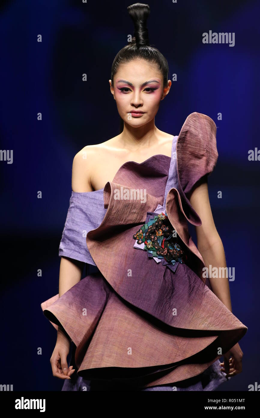 Chinese model runway hi-res stock photography and images - Alamy