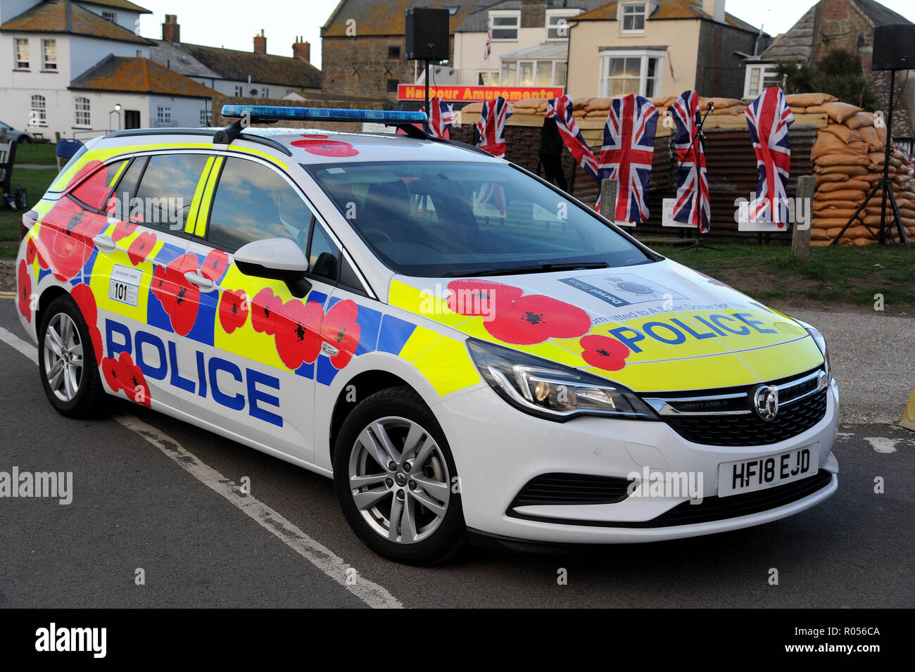 Royal car with poppies hi-res stock photography and images - Alamy