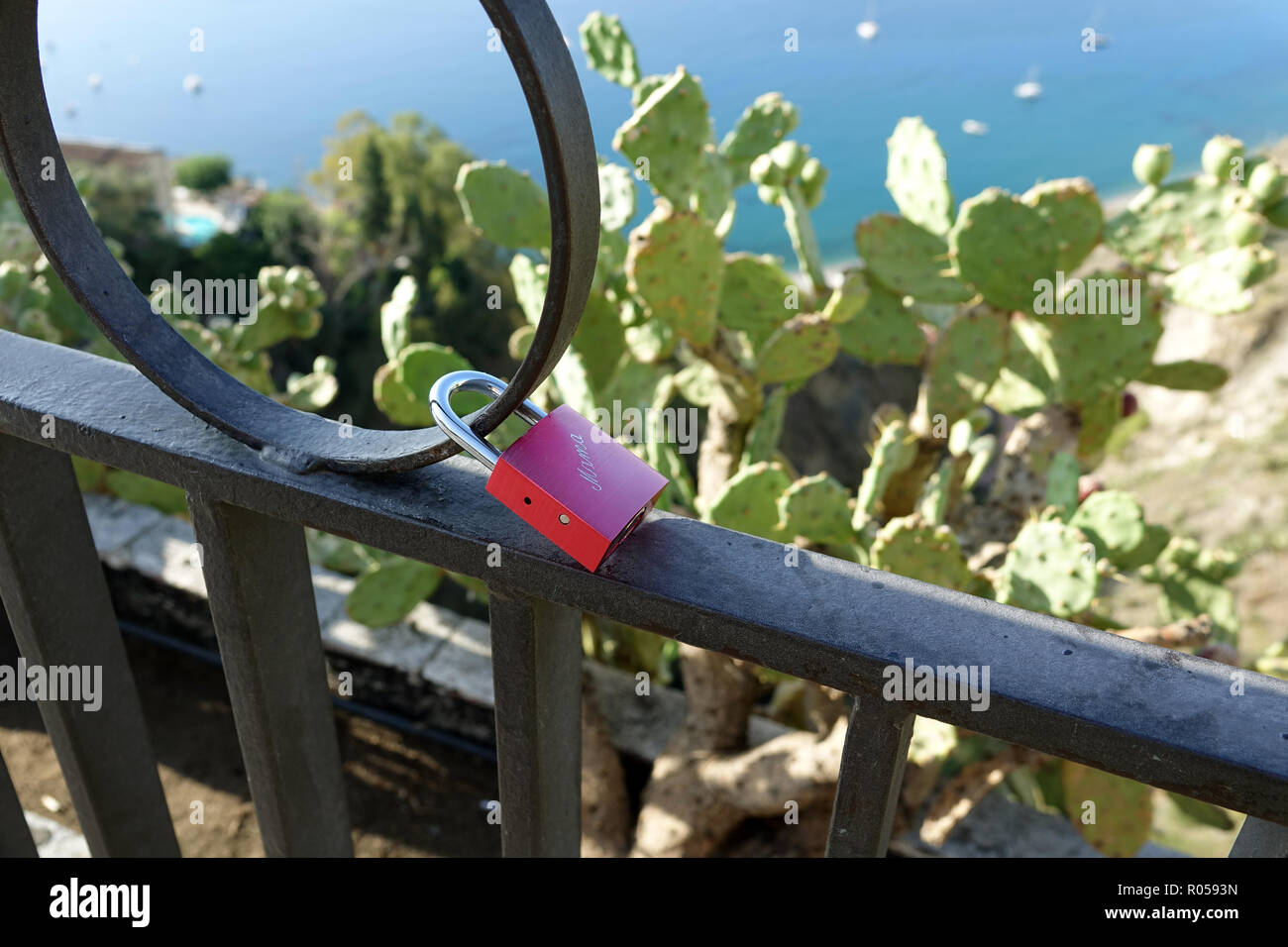 09.09.2018, Italy, Taormina: A "love lock" with the inscription "Mama ...