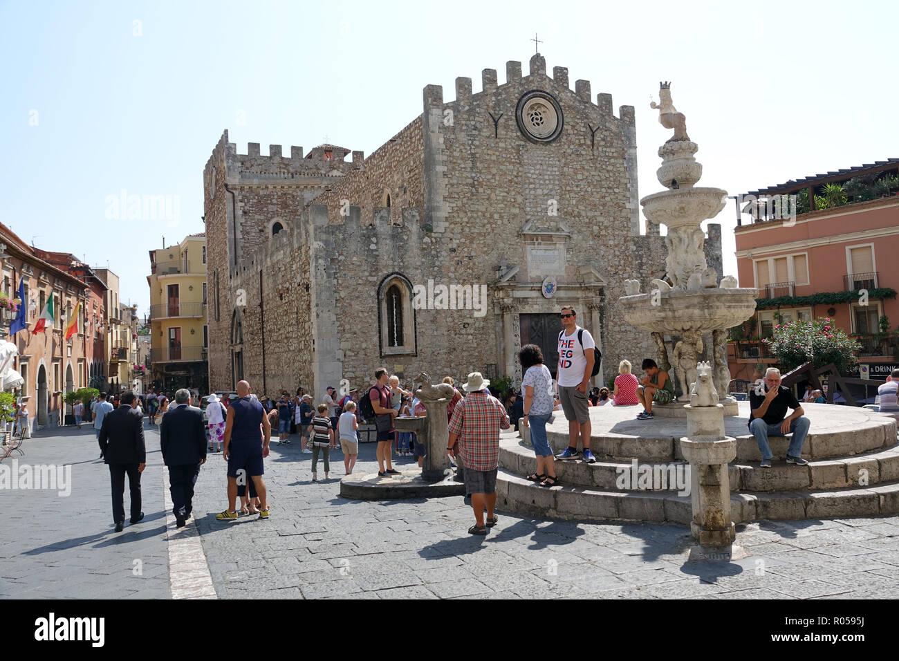 Two altars hi-res stock photography and images - Alamy