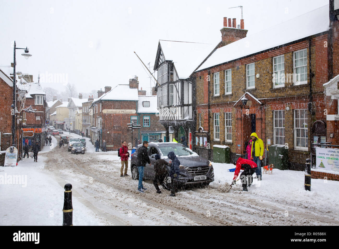 High street snow hi-res stock photography and images - Alamy