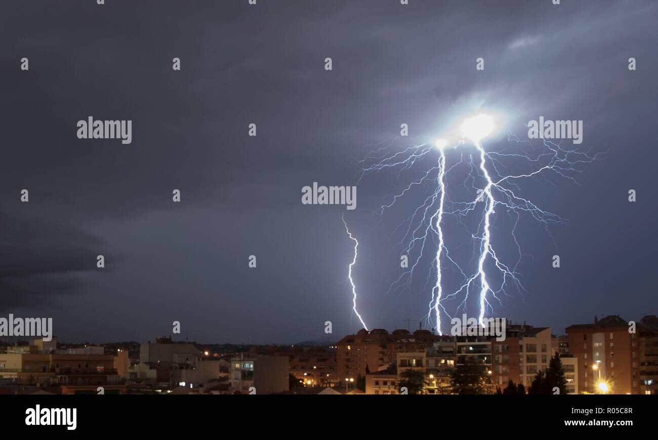 Lightning thunderstorm city hi-res stock photography and images - Alamy