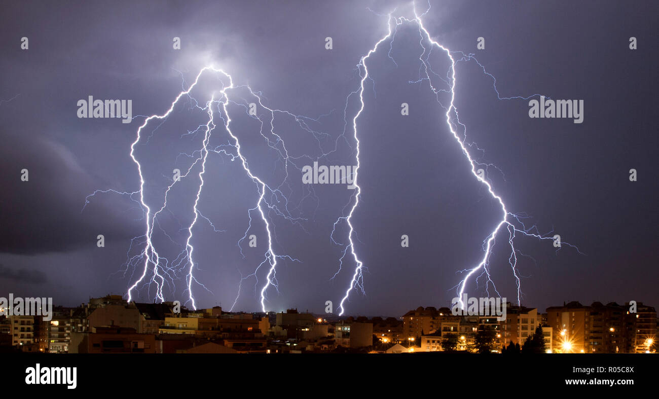 Lightning storm nighttime city hi-res stock photography and images - Alamy