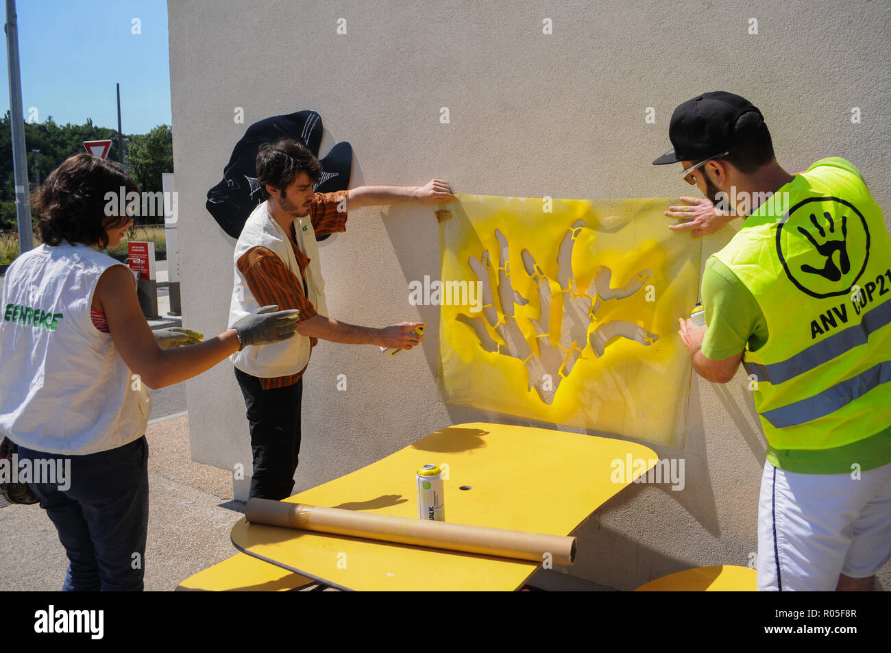 Greenpeace activists protest against Amazonian coral reaf destruction ...