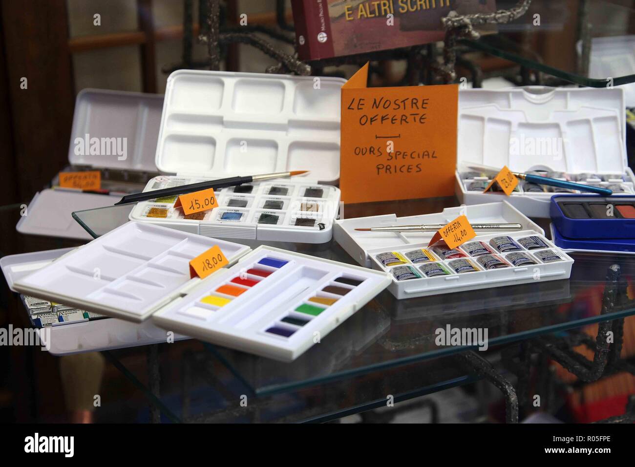 Art shop window in the Italian city of Florence Stock Photo - Alamy