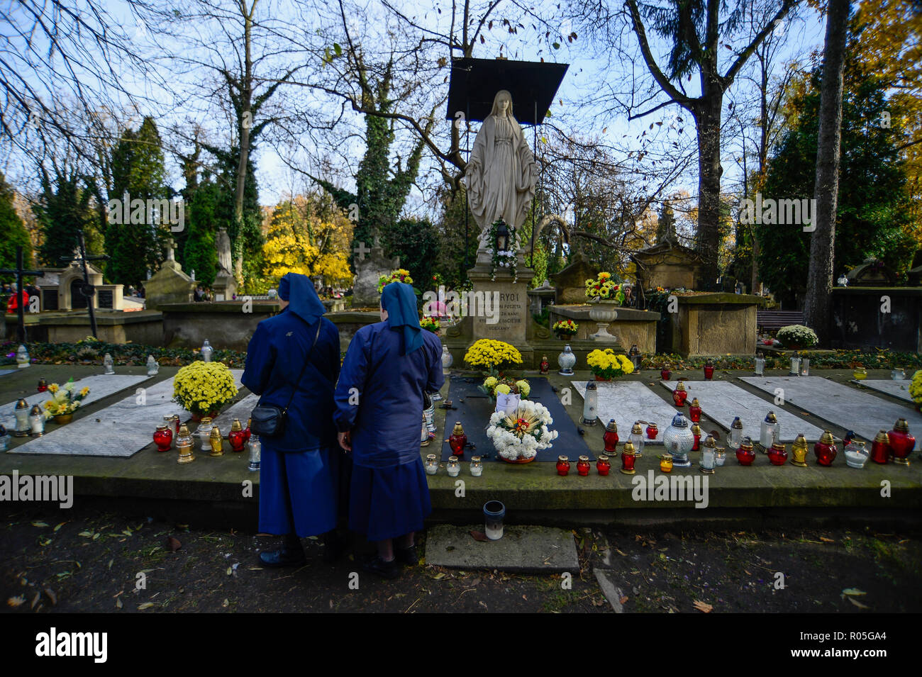 Nuns cemetery hi-res stock photography and images - Alamy