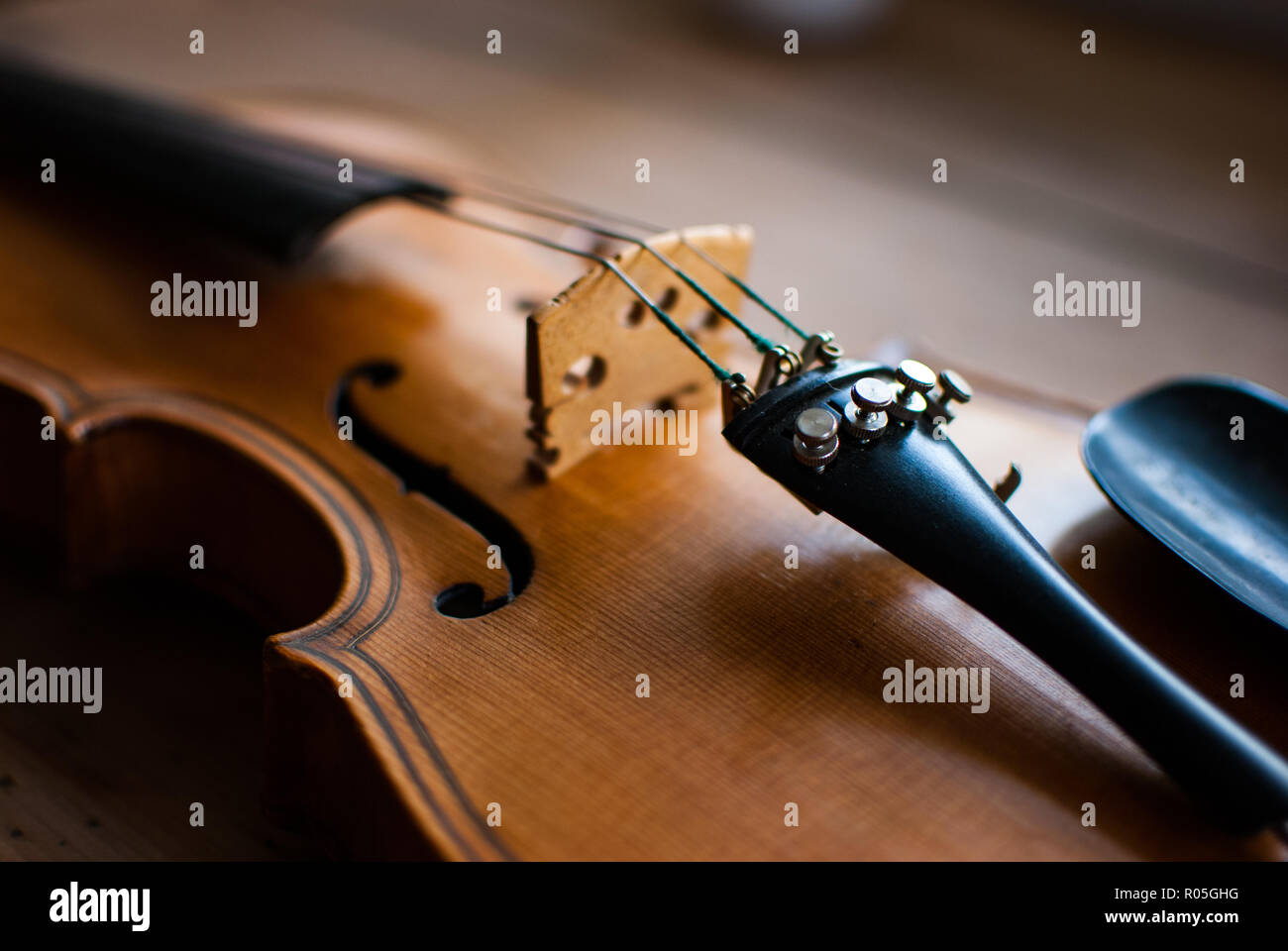 Close-ups of a violin Stock Photo - Alamy