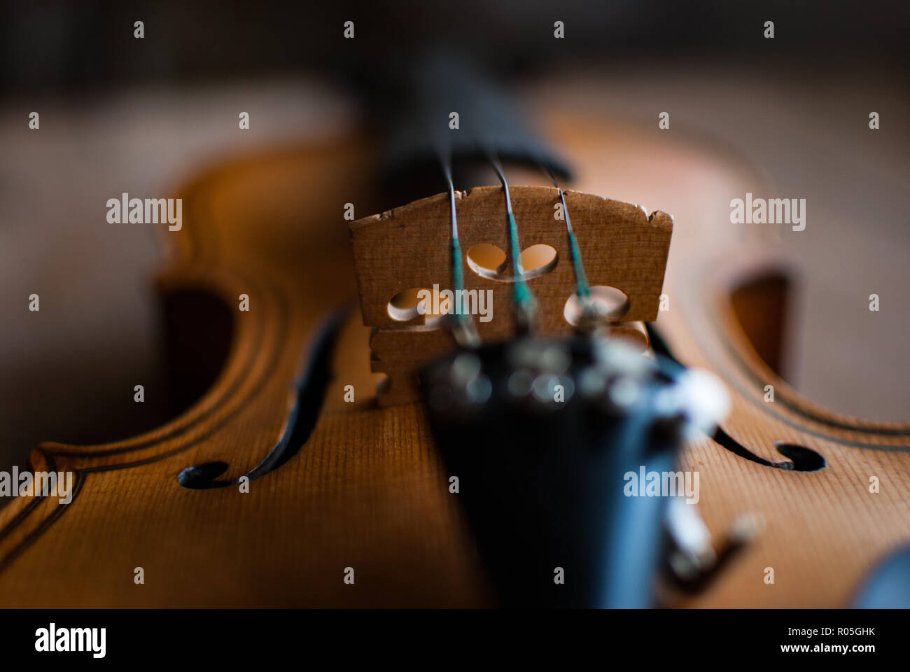Close-ups of a violin Stock Photo - Alamy