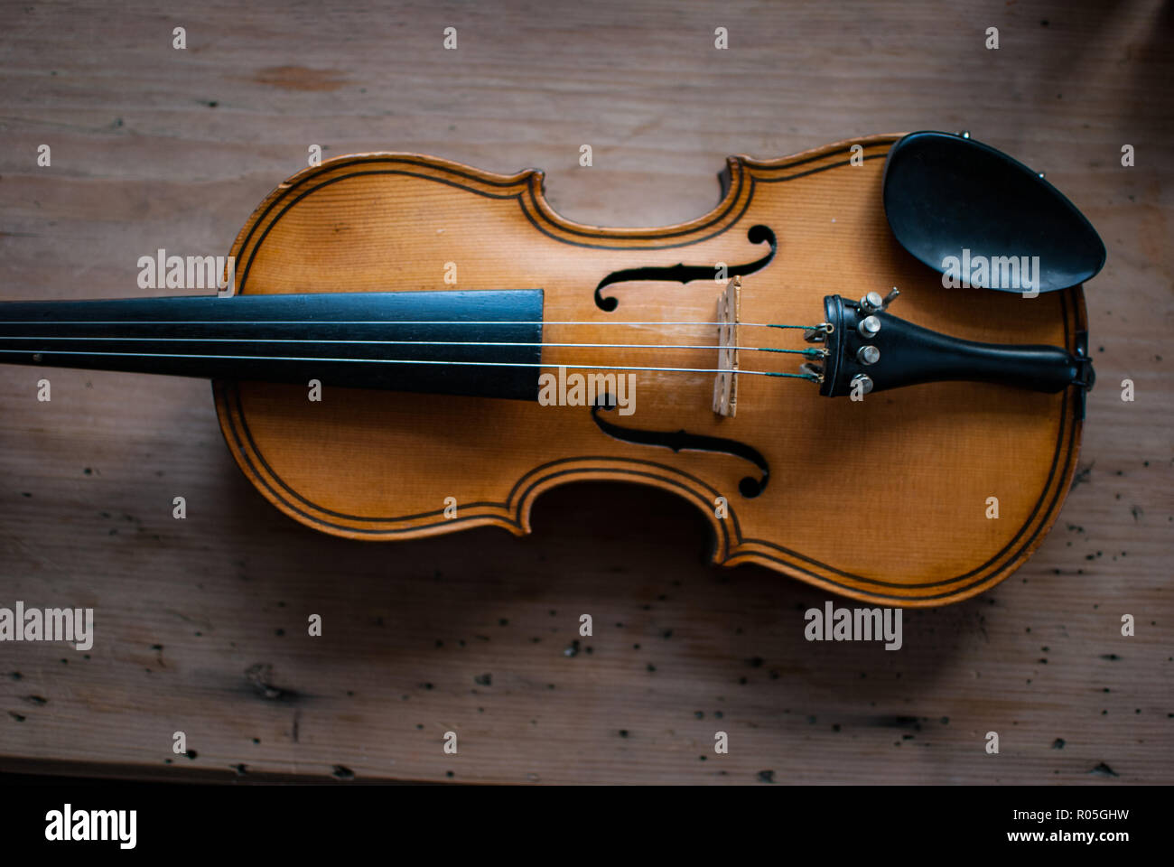 Close-ups of a violin Stock Photo - Alamy