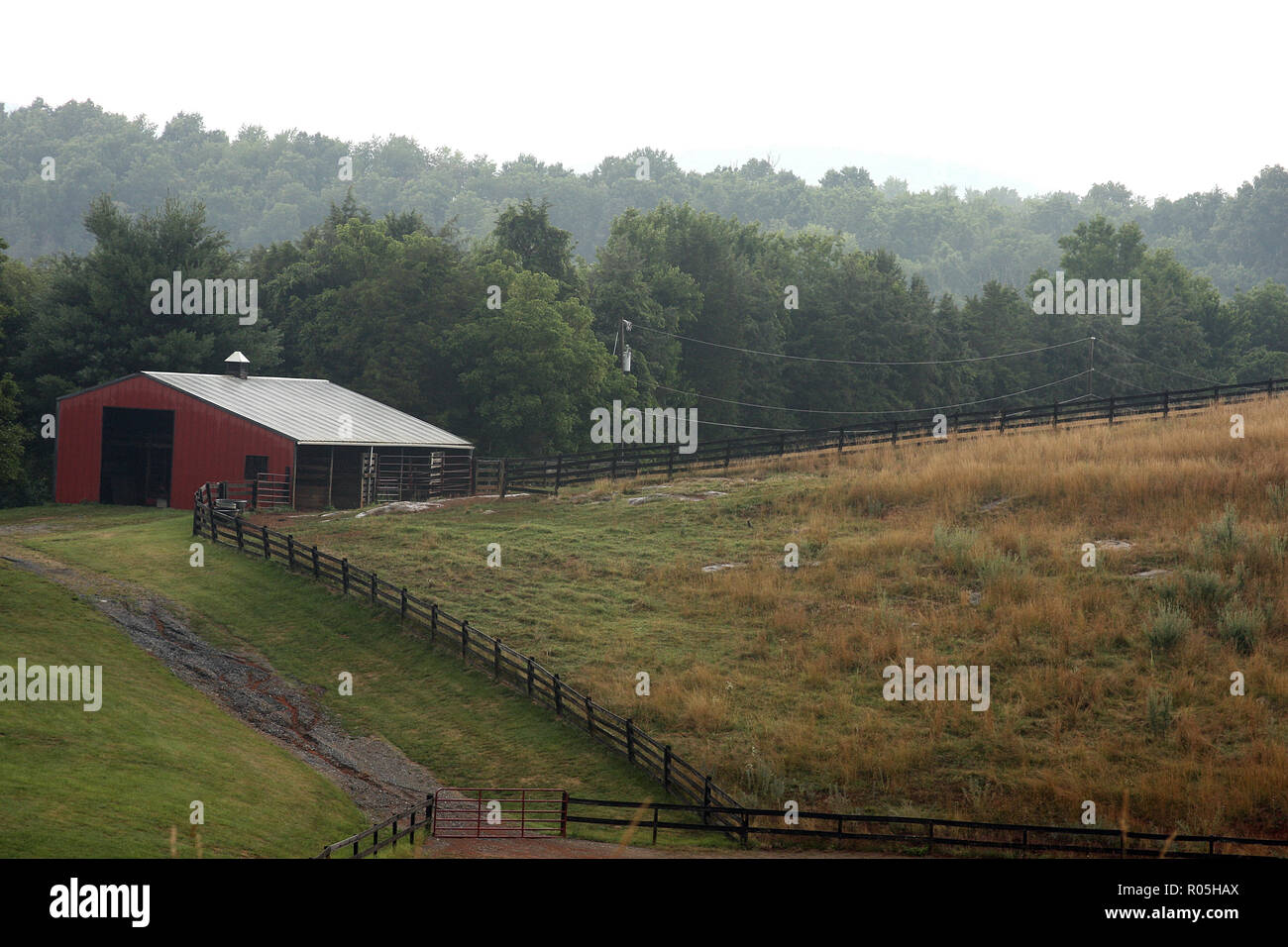 Farm and shed in Virginia's Blue Ridge Mountains, USA Stock Photo - Alamy
