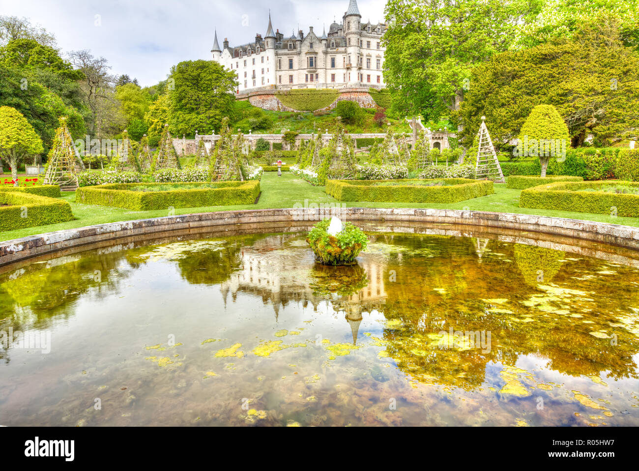 Scenic Dunrobin Castle lake with the Dunrobin castle reflecting. Garden ...
