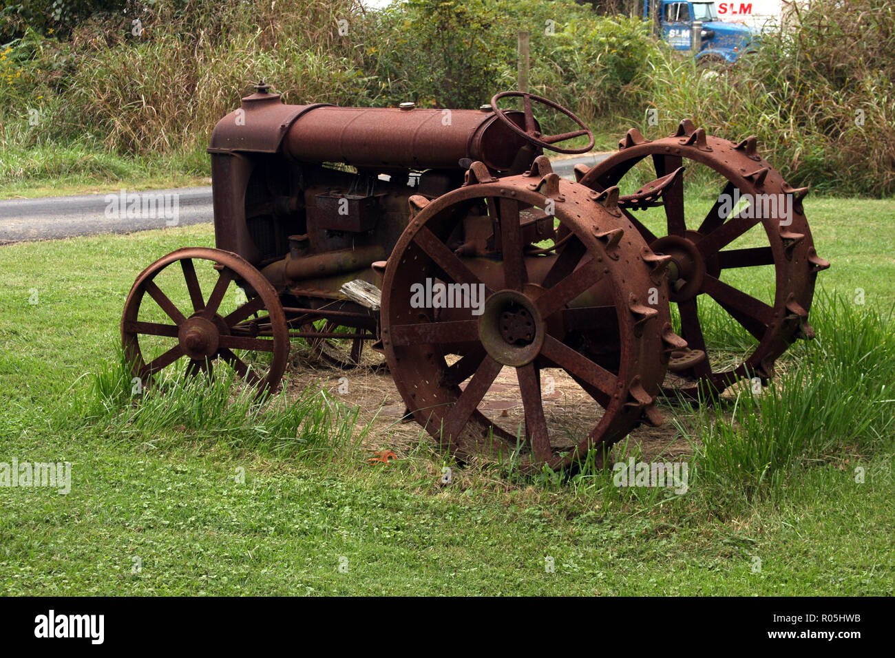 Forgotten old tractor hi-res stock photography and images - Alamy