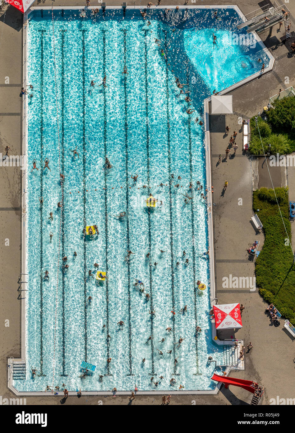 Swimmer diving into pool hi-res stock photography and images - Alamy