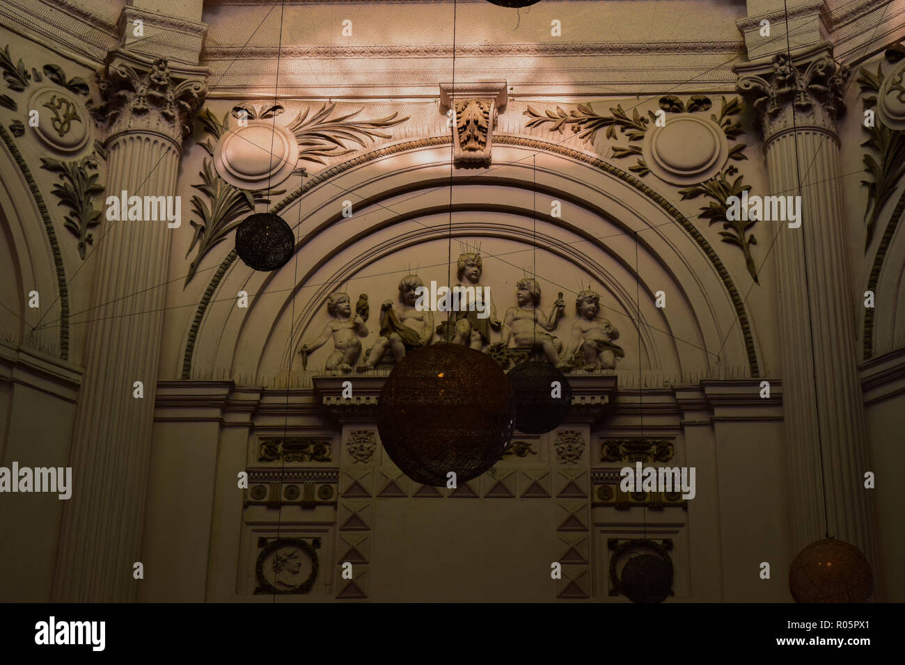 Victorian statues hi-res stock photography and images - Alamy