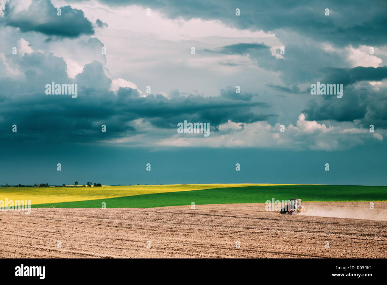 Dust from the ground hi-res stock photography and images - Alamy