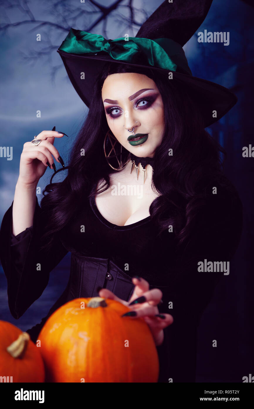 Gothic girl uk hi-res stock photography and images - Alamy