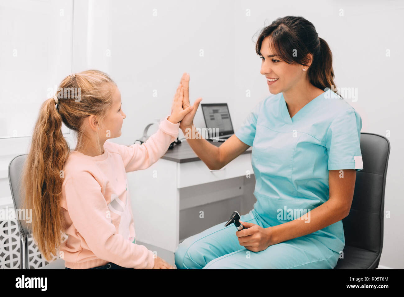 Children shaking hand hi-res stock photography and images - Alamy