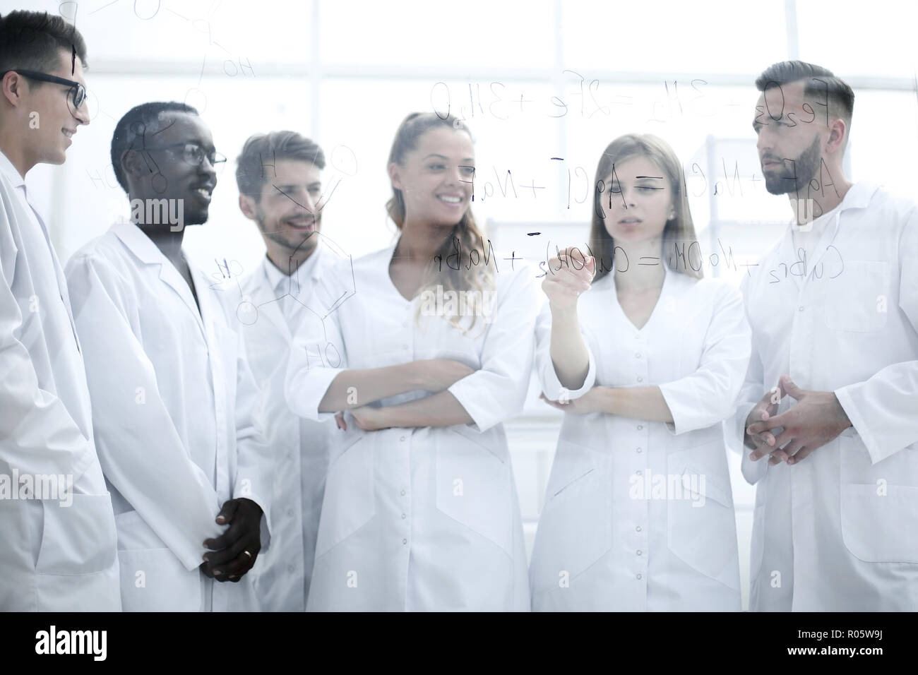 Smart scientists hi-res stock photography and images - Alamy