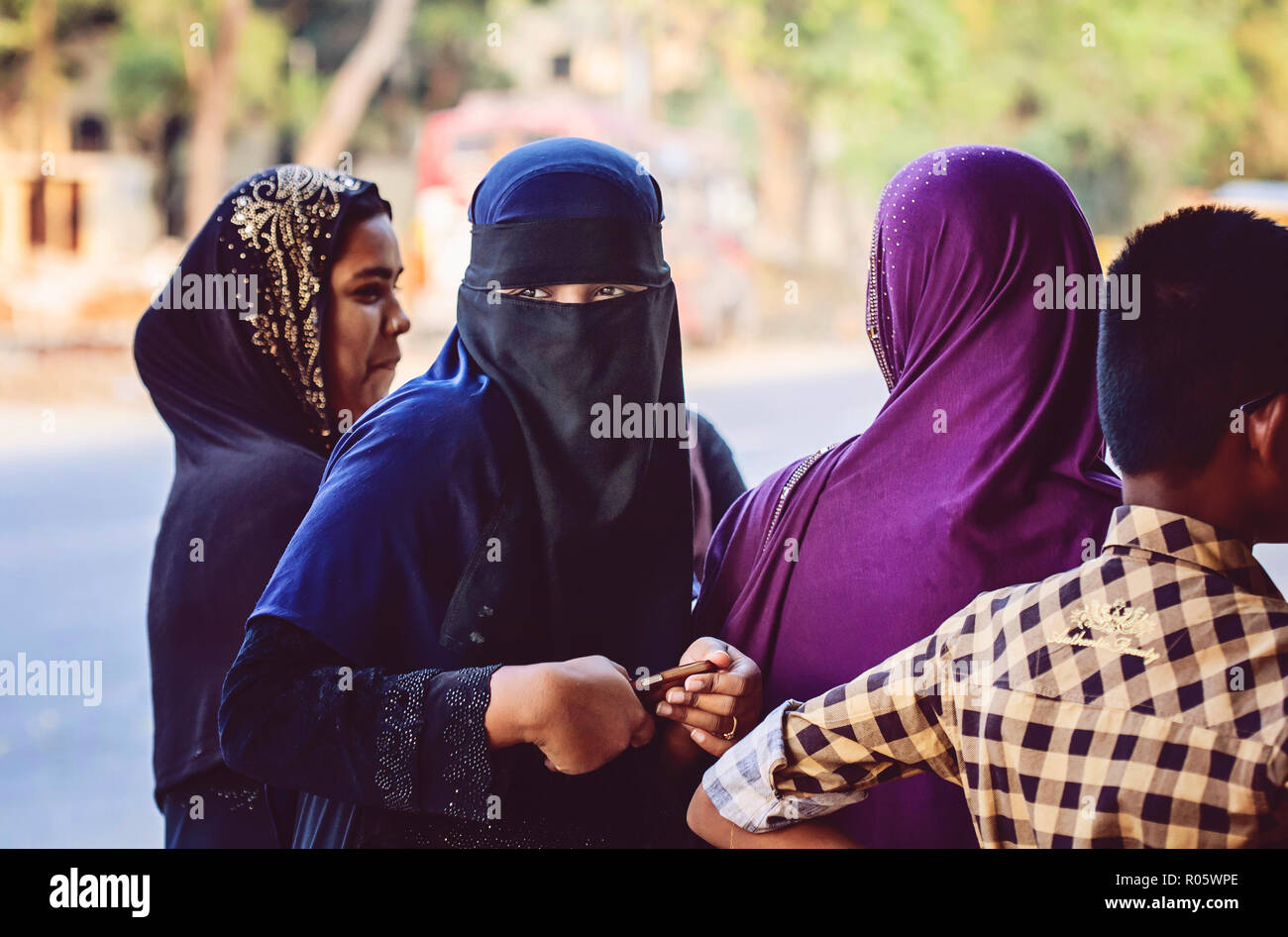 India woman burka hi-res stock photography and images - Alamy