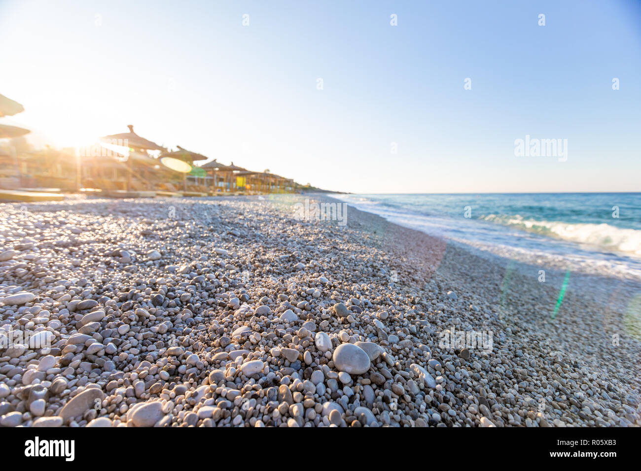 White pebble on the background of the beach at dawn Stock Photo - Alamy