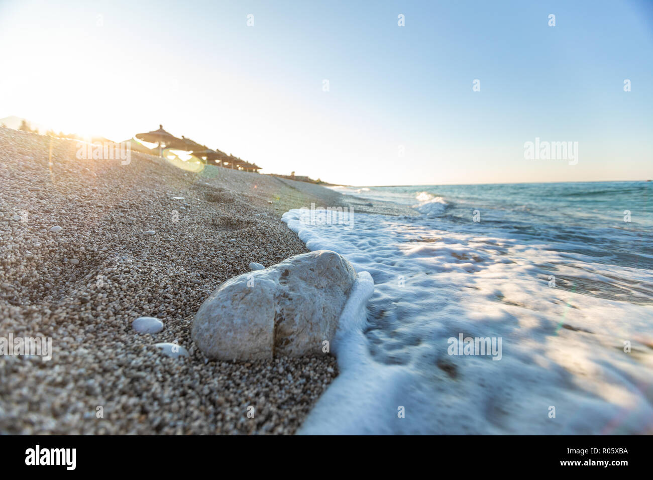 White pebble on the background of the beach at dawn Stock Photo - Alamy