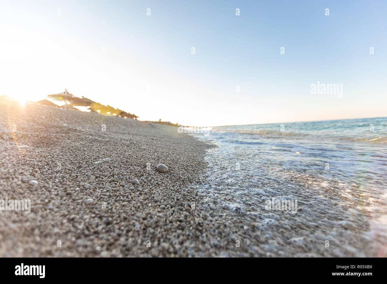 White pebble on the background of the beach at dawn Stock Photo - Alamy