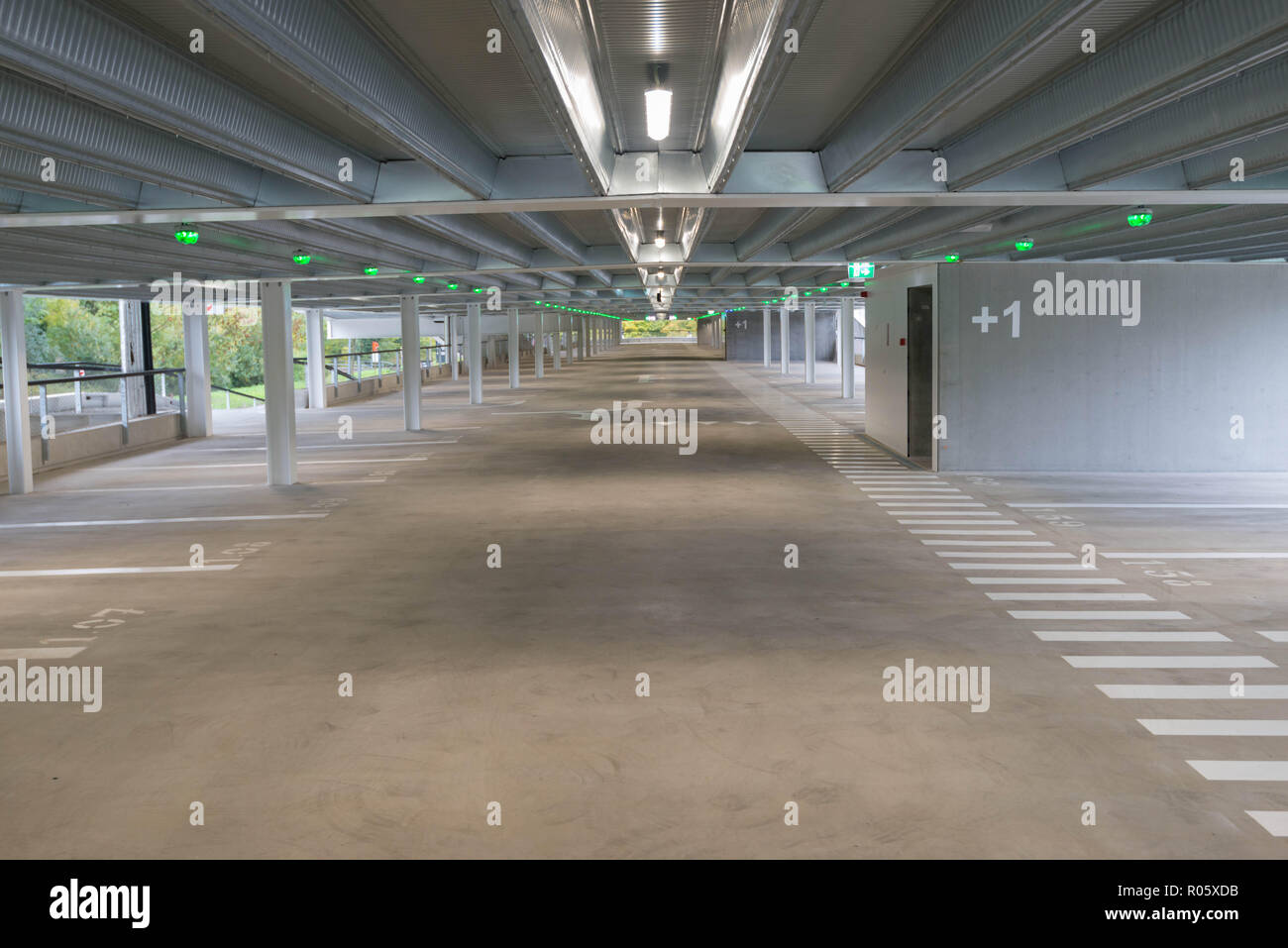 Parking garage building hi-res stock photography and images - Alamy