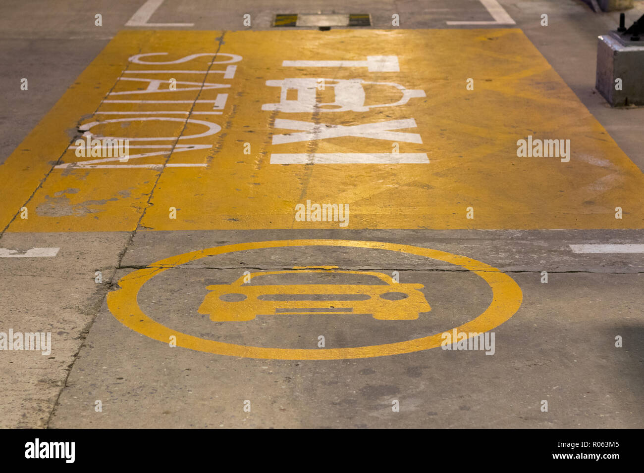 Station road sign hi-res stock photography and images - Alamy