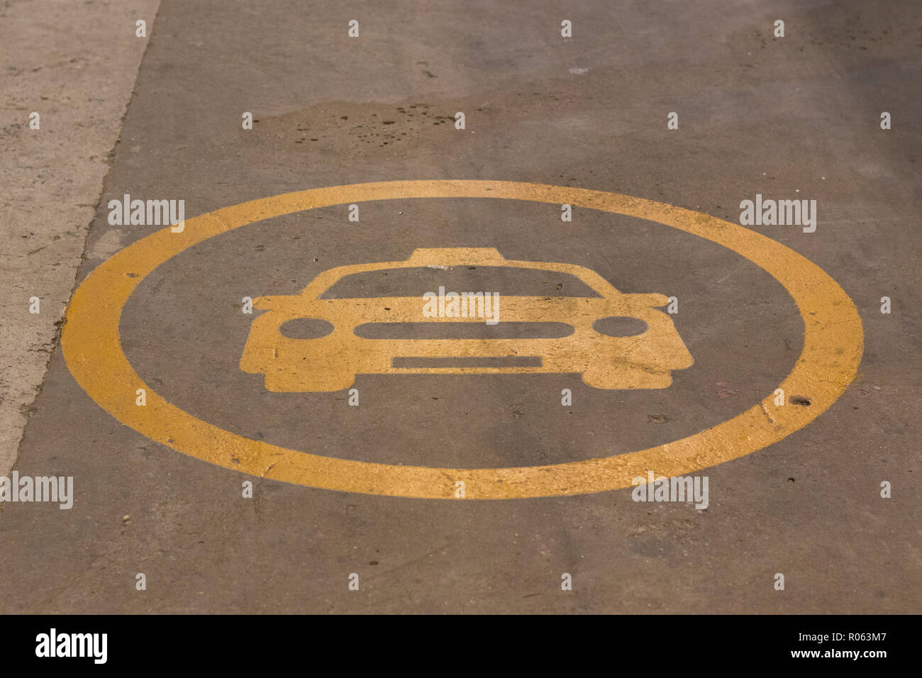 Station road sign hi-res stock photography and images - Alamy